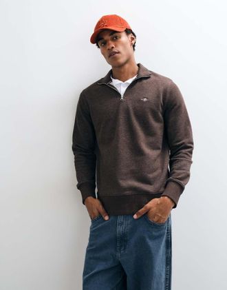 GANT Regular Fit Pullover mit halbem Rei&szlig;verschluss und Schild-Logo in Braun