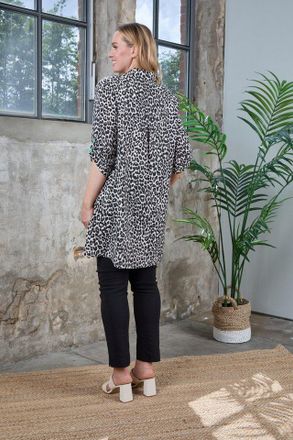 Mona Lisa Longbluse Gro&szlig;e Gr&ouml;&szlig;en Leoprint mit gr&uuml;nen Kn&ouml;pfen als Eyecatcher