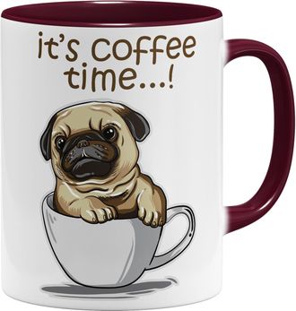 OM3 Its Coffee Time Kaffee-Tasse mit süßem Mops Motiv - Pug Dog Hund - Keramik Becher - 325ml - Beidseitig Bedruckt - Bordeaux