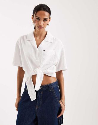Tommy Jeans Chemise textur&eacute;e nou&eacute;e devant &agrave; manches courtes - Blanc