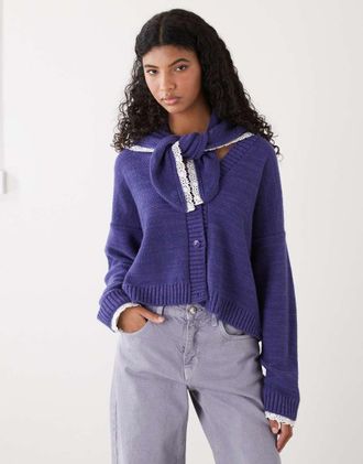 Reclaimed Vintage Gilet court coupe carr&eacute;e avec bordure au crochet et foulard - Bleu marine