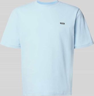 Review Basic T-Shirt mit kleinem Logo-Patch auf der Brust