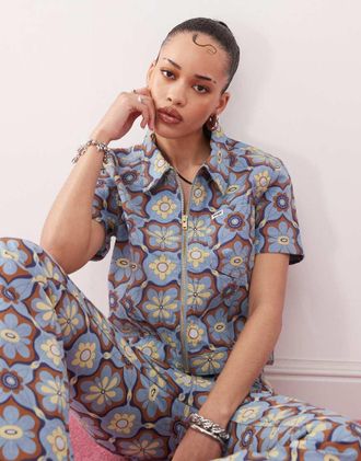 Wrangler Oberteil in Blau mit Reißverschluss vorne und 70er-Muster-Bunt