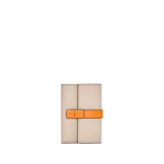 Loewe Petit portefeuille vertical en cuir de veau souple grain&eacute;