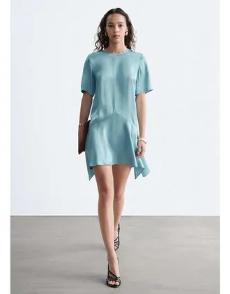 & Other Stories robe courte en satin &agrave; taille basse avec ourlet asym&eacute;trique bleu poussi&eacute;reux