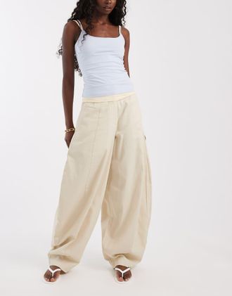 Asos Pantalon bouffant ajust&eacute; coupe ultra fusel&eacute;e - Taupe-Neutral