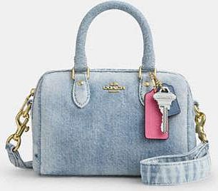 Coach Rowan Mini-Umh&auml;ngetasche Aus Loved-Denim Mit Anh&auml;ngern
