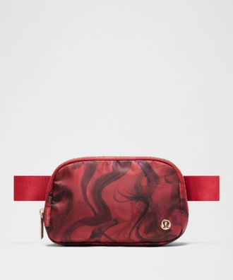 lululemon New Year Everywhere G&uuml;rteltasche 1 L - Gr&ouml;&szlig;e 1 l in Lunar Plumes Mini Red Multi