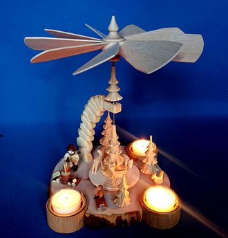 Generic Kunststube Marienberg - Teelicht - Pyramide geschnitzt - Baumscheibe mit Waldmotiv, Tieren und Holzhacker - Handarbeit aus dem Erzgebirge