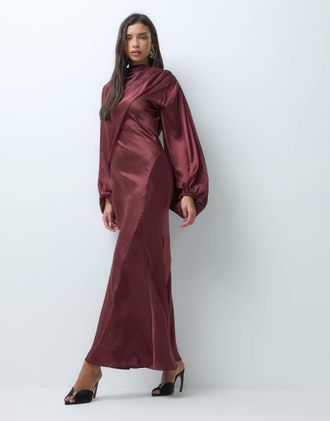 Asos robe longue asym&eacute;trique en satin &agrave; manches blouson couleur bordeaux-Rouge