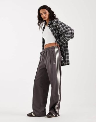 adidas Originals Firebird - Pantalon de surv&ecirc;tement ample - Anthracite et blanc cass&eacute;-Gris