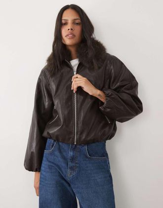 New Look Bomberjacke aus Kunstleder mit faux-fur-Kragen in Dunkelbraun