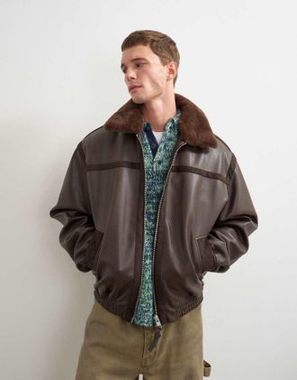 Topman Bomberjacke mit klassischem Schnitt aus Kunstleder und abnehmbarem Kunstfellkragen in Schokobraun