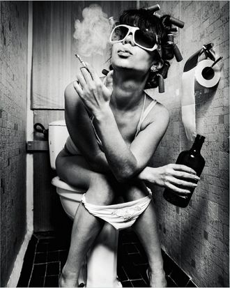 Wallario Black and White Edition - Poster Kloparty - Sexy Frau auf Toilette mit Zigarette und Schnaps in Premiumqualität, Größe: 40 x 50 cm