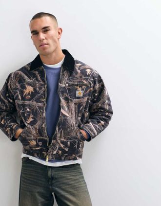 Carhartt Work in Progress OG Detroit Jacke in dunklem Tarnmuster mit Baummotiv-Multi