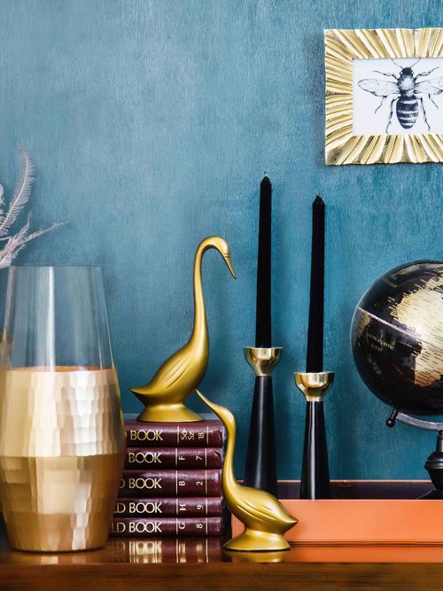 Interieurfoto von einer Konsole mit Kerzen, Vasen und Schalen.