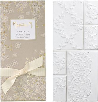 Mathilde M. Regal mit Spitzen-Duft von Blumen und Gold - Leinenschleier