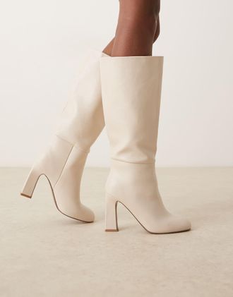 Asos Carly - Kniehohe Schlupfstiefel in Wollwei&szlig; mit Blockabsatz-Neutral
