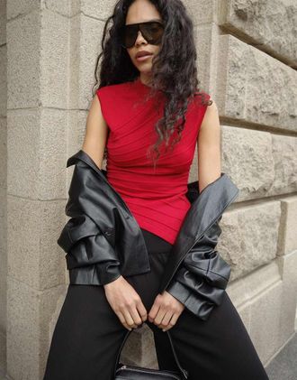 NA-KD top en maille c&ocirc;tel&eacute; asym&eacute;trique rouge