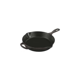 LE CREUSET Signature Hohe Brat- und Servierpfanne aus Gusseisen, für alle Herdarten und Backöfen, 26 cm, 2 Liter, Schwarz matt, 20187260000422