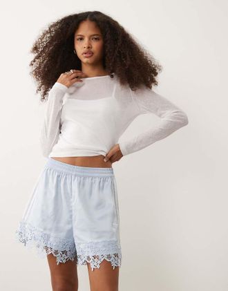 adidas Originals Short en satin avec ourlets en dentelle - Bleu clair