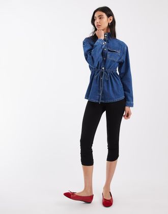 Asos veste en jean utilitaire &agrave; taille cintr&eacute;e en bleu d&eacute;lav&eacute; moyen