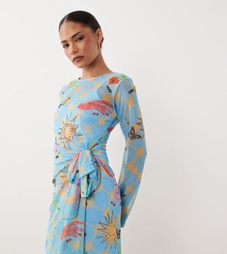 Never Fully Dressed Petite - Palma - Robe portefeuille courte en tulle &agrave; manches longues et imprim&eacute; c&eacute;leste - Bleu
