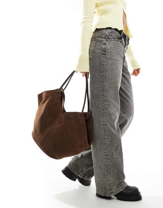 Asos Tragetasche aus Wildleder in Schokoladenbraun mit r&ouml;hrenf&ouml;rmigen Henkeln mit Knotendesign