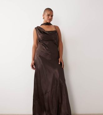 Tfnc Plus Satin-One-Shoulder-Maxi-Kleid mit Wasserfallausschnitt in Schokobraun