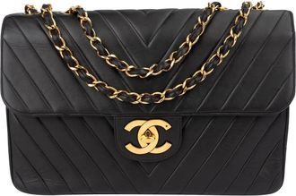 Chanel Crossbody Bags - Chanel Quilted Chevron Lambskin 24K Gold Maxi Sing - Gr. unisize - in Schwarz - f&uuml;r Damen