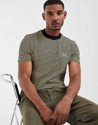 Fred Perry Gestreiftes T-Shirt aus schwerem Material in Schwarz und Kamelbraun-Mehrfarbig
