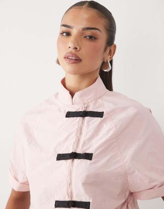 Asos top densemble &agrave; col mao et d&eacute;tail asym&eacute;trique, ourlet boule, rose poudr&eacute;