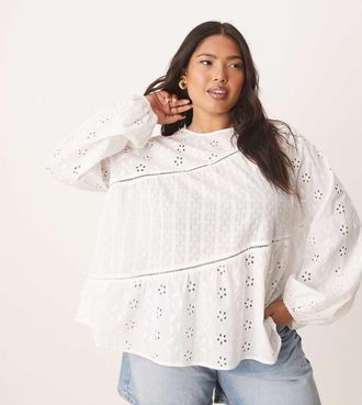 Asos Curve ASOS DESIGN Curve - Langärmliges Oberteil in Weiß mit verschiedenen Lochstickereien und voluminösen Ärmeln-Neutral