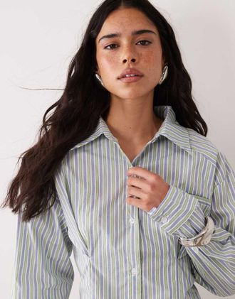 Ghospell chemise en coton &agrave; manches longues avec d&eacute;tail taille cintr&eacute;e &agrave; rayures fines bleu clair