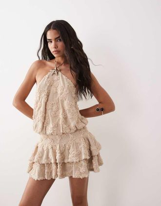 Asos Robe courte textur&eacute;e &agrave; volants &eacute;tag&eacute;s et dos nu - Camel-Neutral