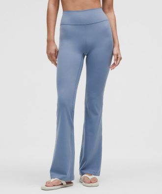 lululemon Groove Hose mit ausgestelltem Bein und hohem Bund aus Nulu Normale L&auml;nge f&uuml;r Frauen - Gr&ouml;&szlig;e 10 in Washed Denim