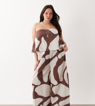 Asos Curve ASOS DESIGN Curve - Tr&auml;gerloser, zweilagiger Jumpsuit mit braunem Muster-Wei&szlig;