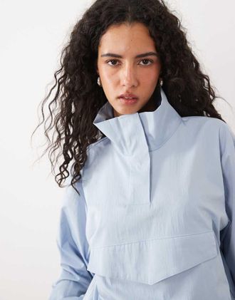 Asos veste coordonn&eacute;e technique &agrave; col chemin&eacute;e et manches ballon en bleu b&eacute;b&eacute;