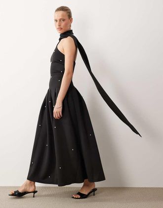 Asos Robe longue de qualit&eacute; sup&eacute;rieure en imitation n&eacute;opr&egrave;ne orn&eacute;e de perles avec d&eacute;tail foulard - Noir