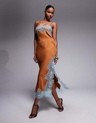 Asos Robe nuisette mi-longue coup&eacute;e en biais en satin &agrave; dentelle appliqu&eacute;e - Chocolat et bleu-Brown