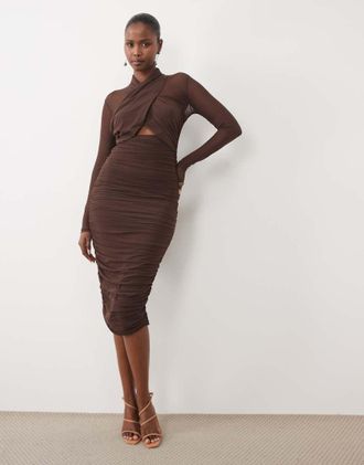 Bardot Robe midi en tulle torsad&eacute;e au col Bardot avec d&eacute;coupes et fronces, chocolat-Marron