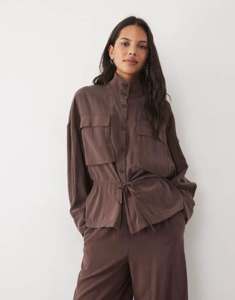 New Look Shacket mit Stehkragen und Taillenzug als Kombiteil in Braun