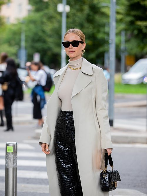 collier chaine sur col roulé