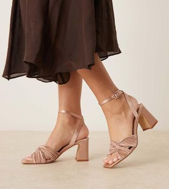 Be Mine Bridal - Divaa - Plissee-Sandaletten aus Satin in Zartrosa mit Blockabsatz, weite Passform