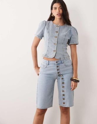 Lioness Exclusivit&eacute; - Lioness - Penny - Bermuda d&eacute;contract&eacute; en denim avec boutonnage asym&eacute;trique - Denim clair d&eacute;lav&eacute;-Bleu