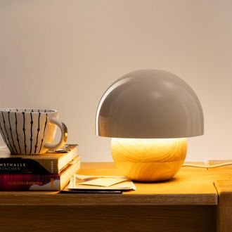 Lightbox Pilz Tischlampe | Deko Tischleuchte mit Wipp-Schalter | 20 cm Höhe & 20 cm Durchmesser | E14 Fassung | Wohnzimmer-Lampe aus Metall/Holz in Hell-Braun/