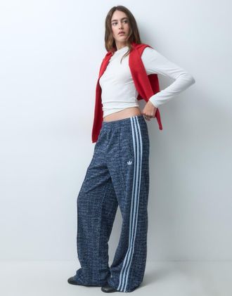 adidas Originals Boucl&eacute; Vintage Trainingshose in Marineblau