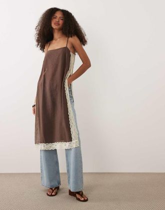 Nobody's Child Pauline - Longline-Camisole-Oberteil in Schokobraun mit Spitzensaum und Schlitz