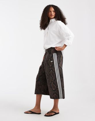 adidas Originals Jeans-Jorts in Dunkelbraun mit Schlangenmuster