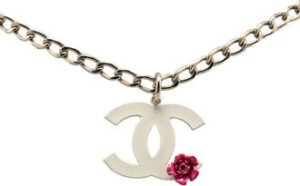 Chanel collier &agrave; pendentif Silver and Resin CC Camellia (2004) - Argent